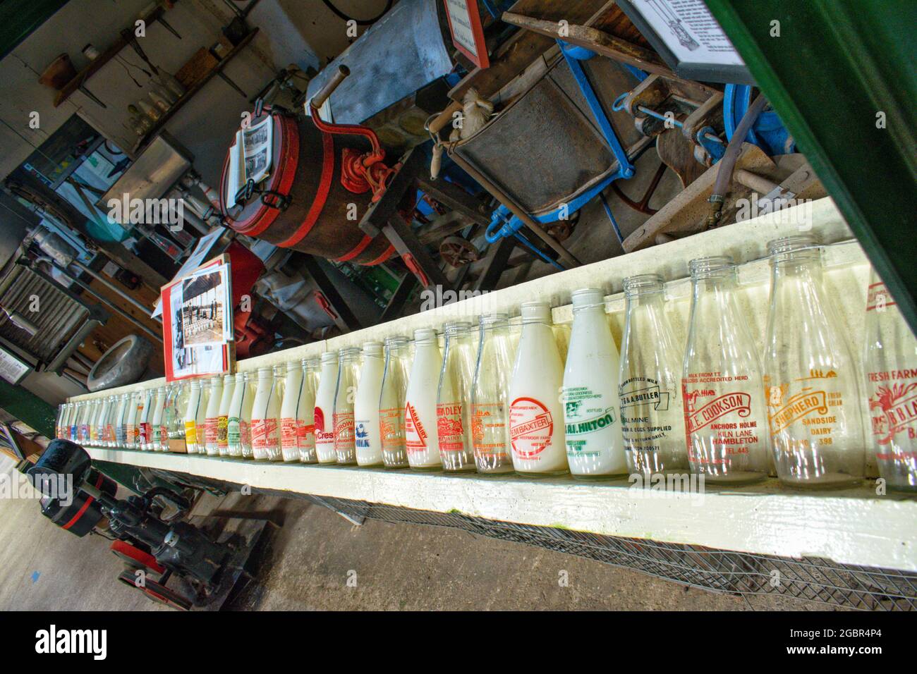 Reihe von milchflaschen -Fotos und -Bildmaterial in hoher Auflösung – Alamy