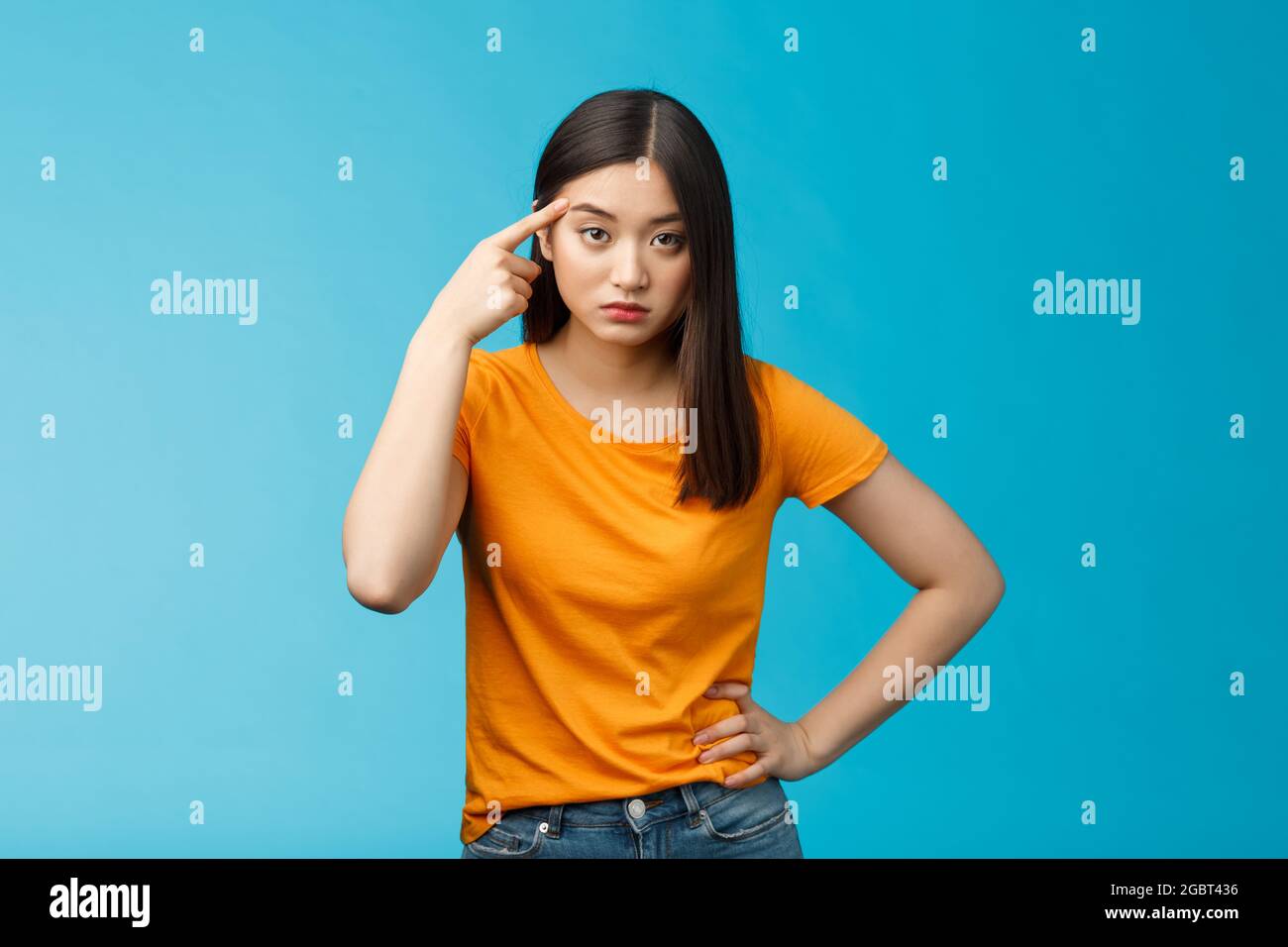 Angepisst irritiert asiatische Mädchen aussehen genervt biegen Kamera ...