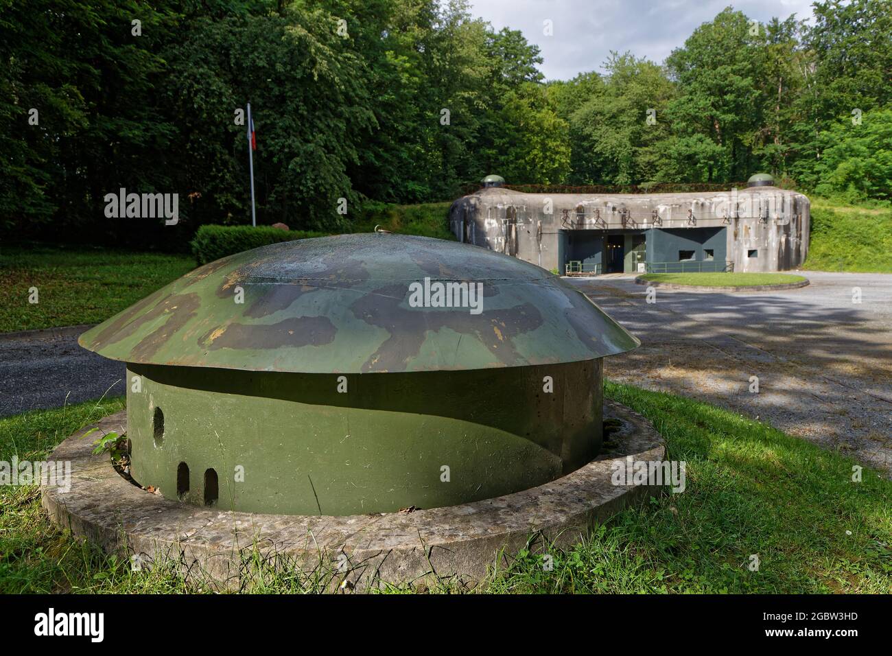 HUNSPACH, FRANKREICH, 24. Juni 2021 : Cloche am Haupteingang der ...
