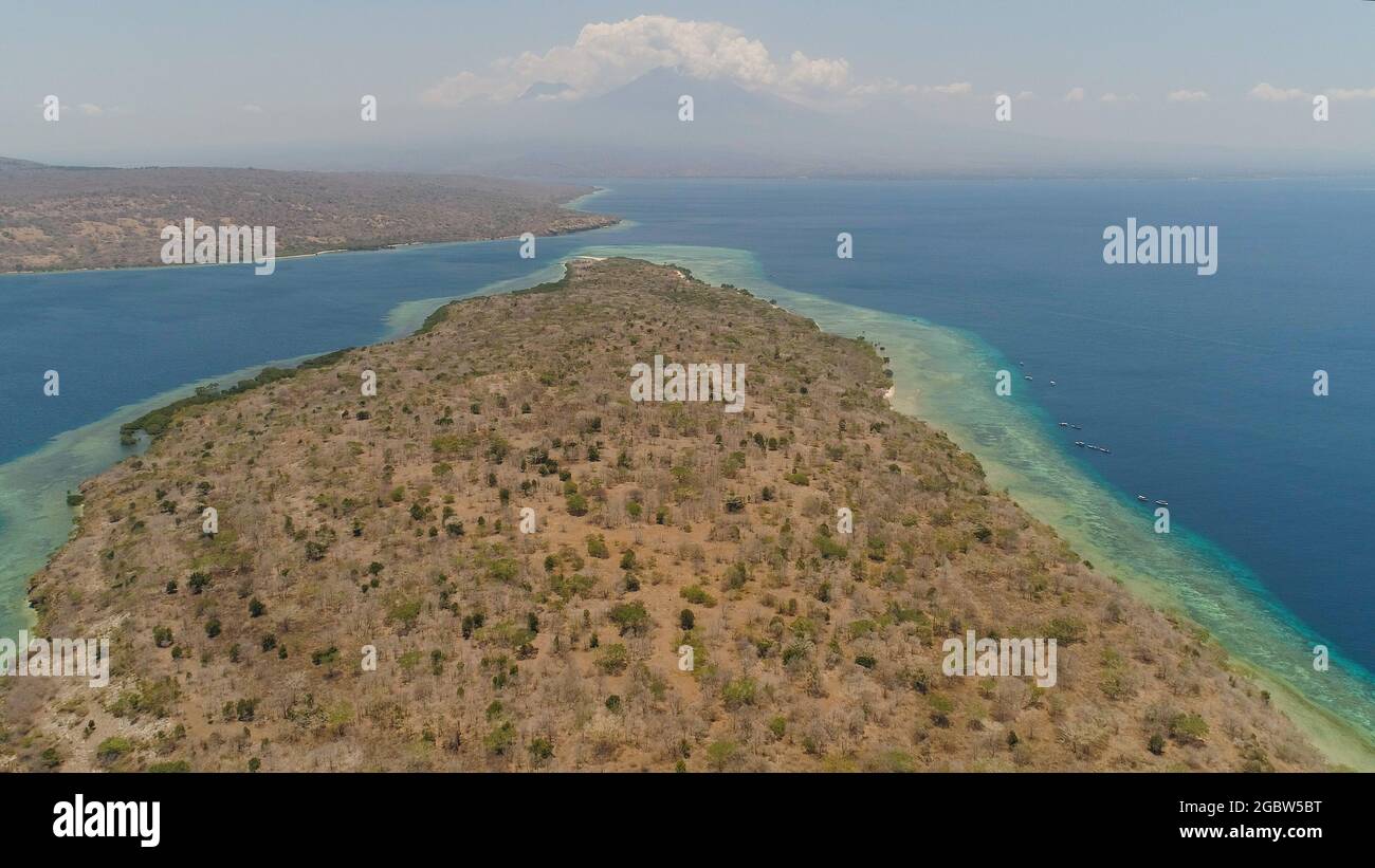 Luftbild Küste Insel mit Korallenriff, Strand. Coral Reef, Atoll auf ...