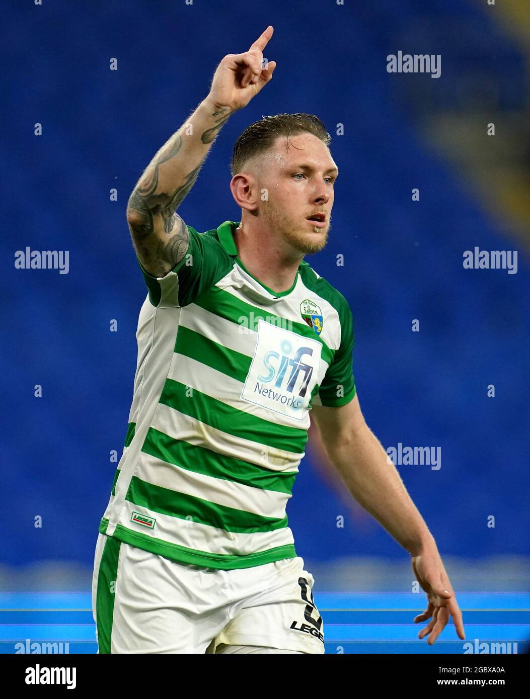 Declan McManus der New Saints feiert das dritte Tor ihrer Mannschaft ...