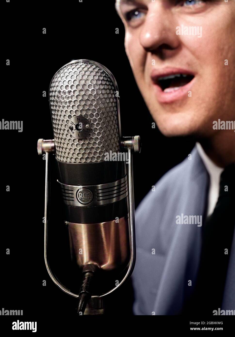 1950s man speaking microphone radio -Fotos und -Bildmaterial in hoher ...