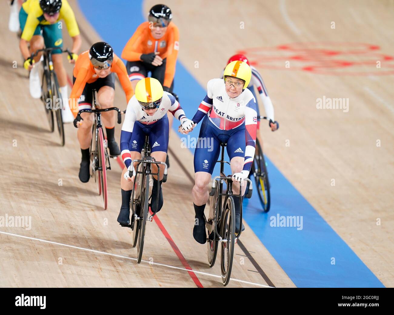 Die Briten Katie Archibald (rechts) und Laura Kenny während des Madison ...