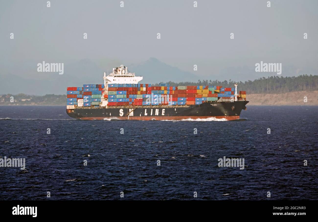 Seattle, Washington Harbour, Puget Sound, 2021.EIN großes Frachtschiff ...