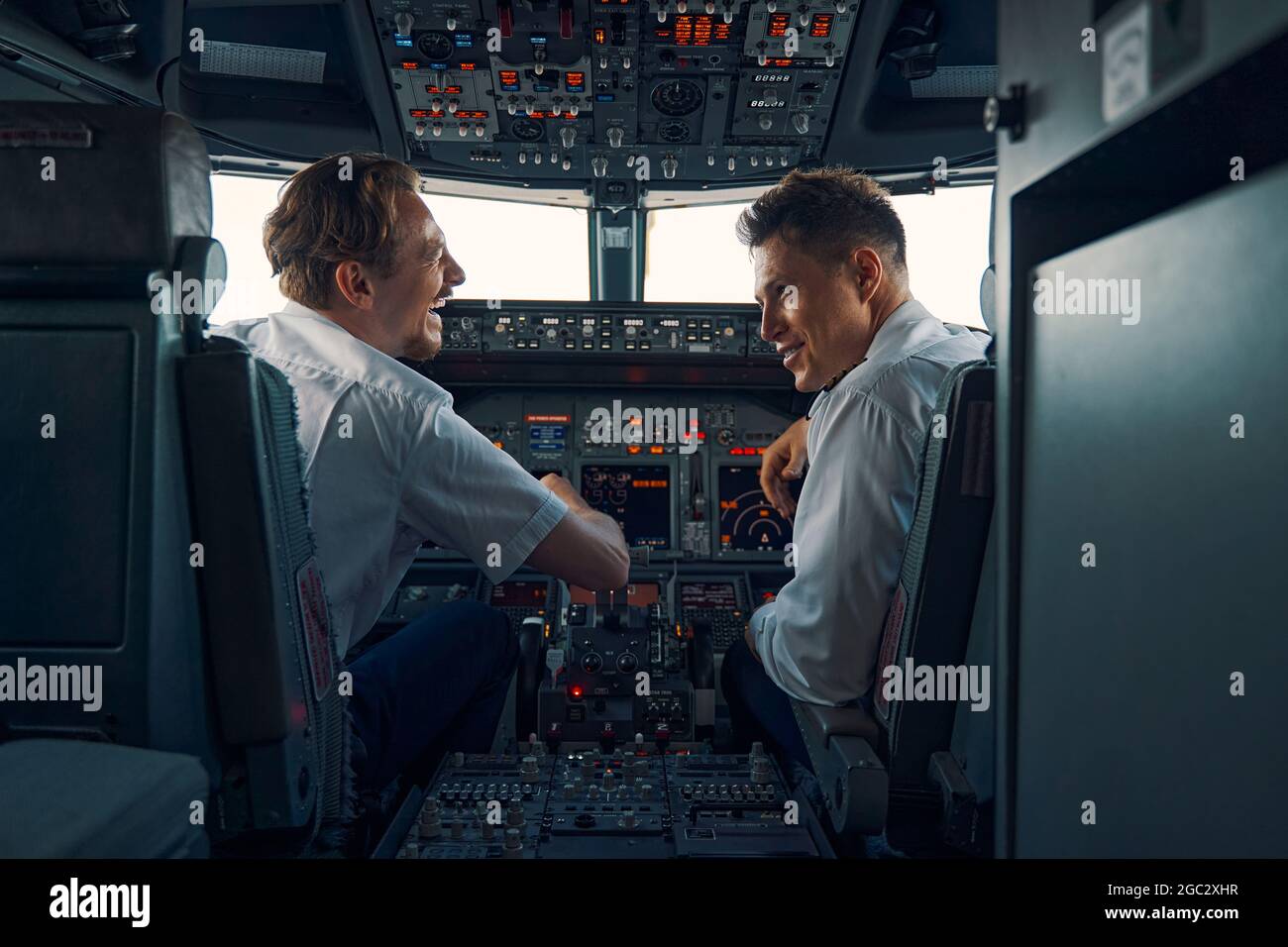 Zwei Flieger sitzen im Cockpit eines Flugzeugs Stockfotografie - Alamy