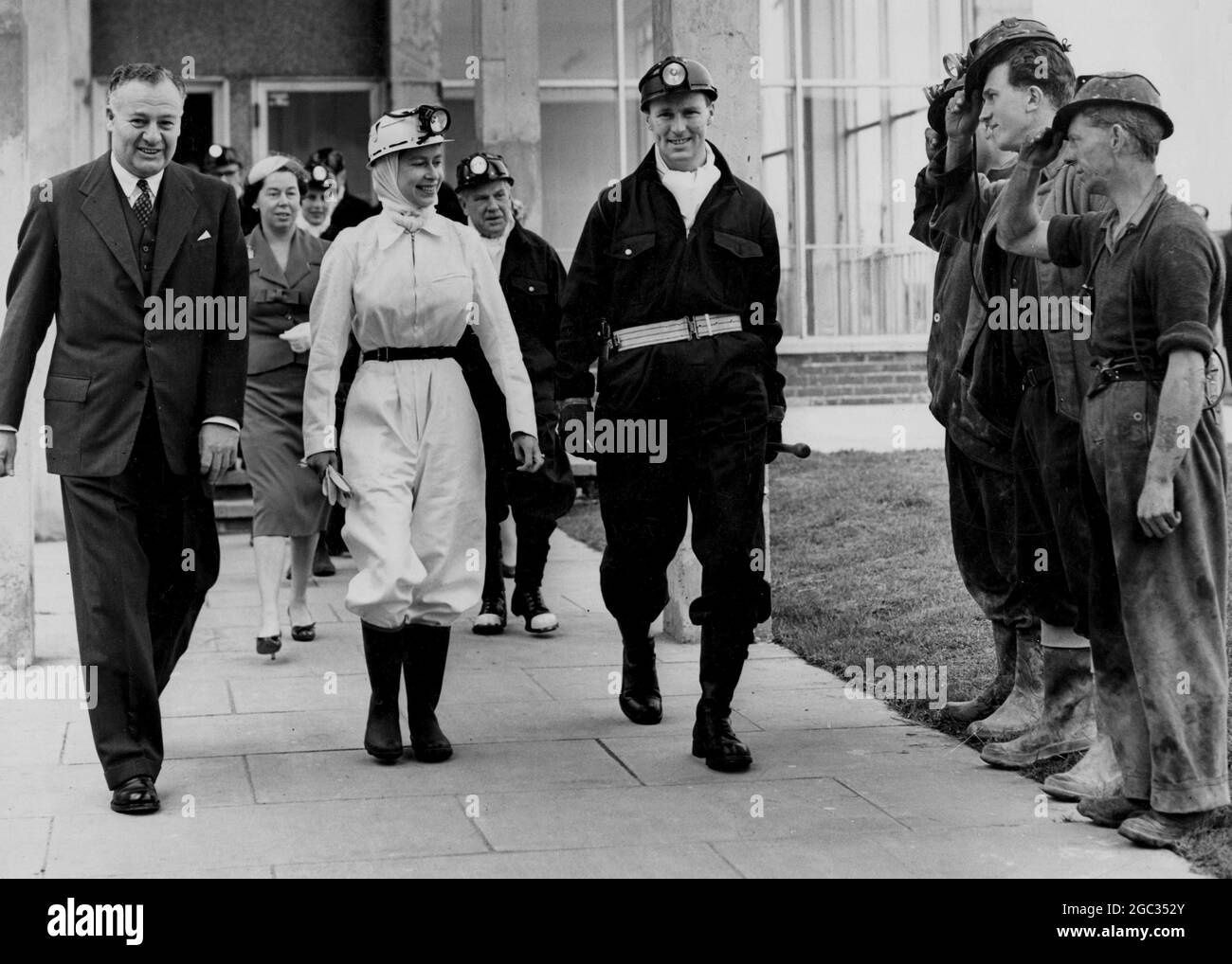 Die Königin auf dem Weg zum Scheckbüro bevor sie die Rothes Colliery ...