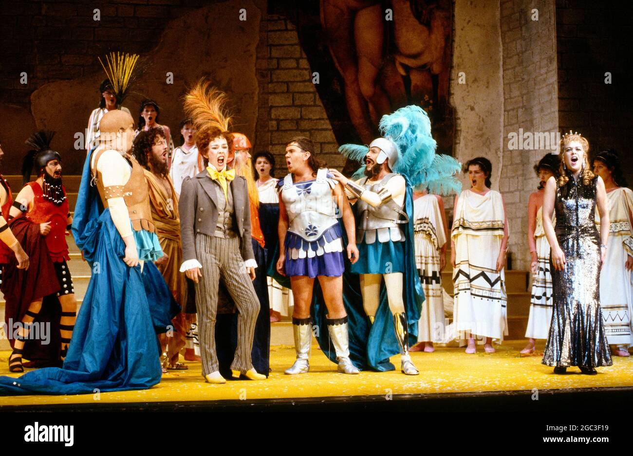 Vorne links: Jane Findlay (Oreste) Rechts: Rosmarin Ashe (Helen, Queen ...