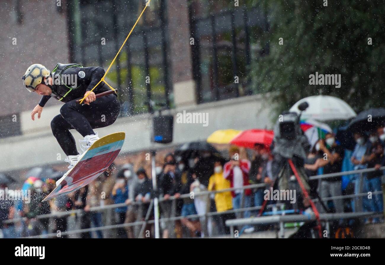 Hamburg, Deutschland. August 2021. Wakeboarder Daniel Grant springt bei ...