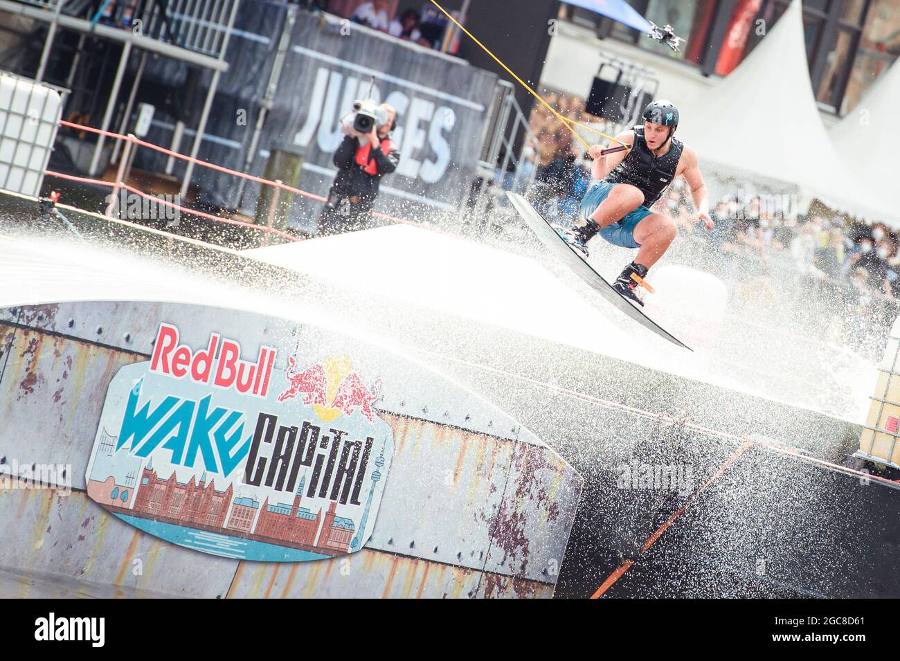 Hamburg, Deutschland. August 2021. Wakeboarder Victor Salmon springt ...