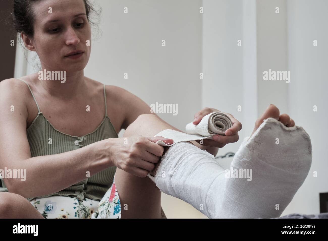 Frau mit gips bein -Fotos und -Bildmaterial in hoher Auflösung – Alamy
