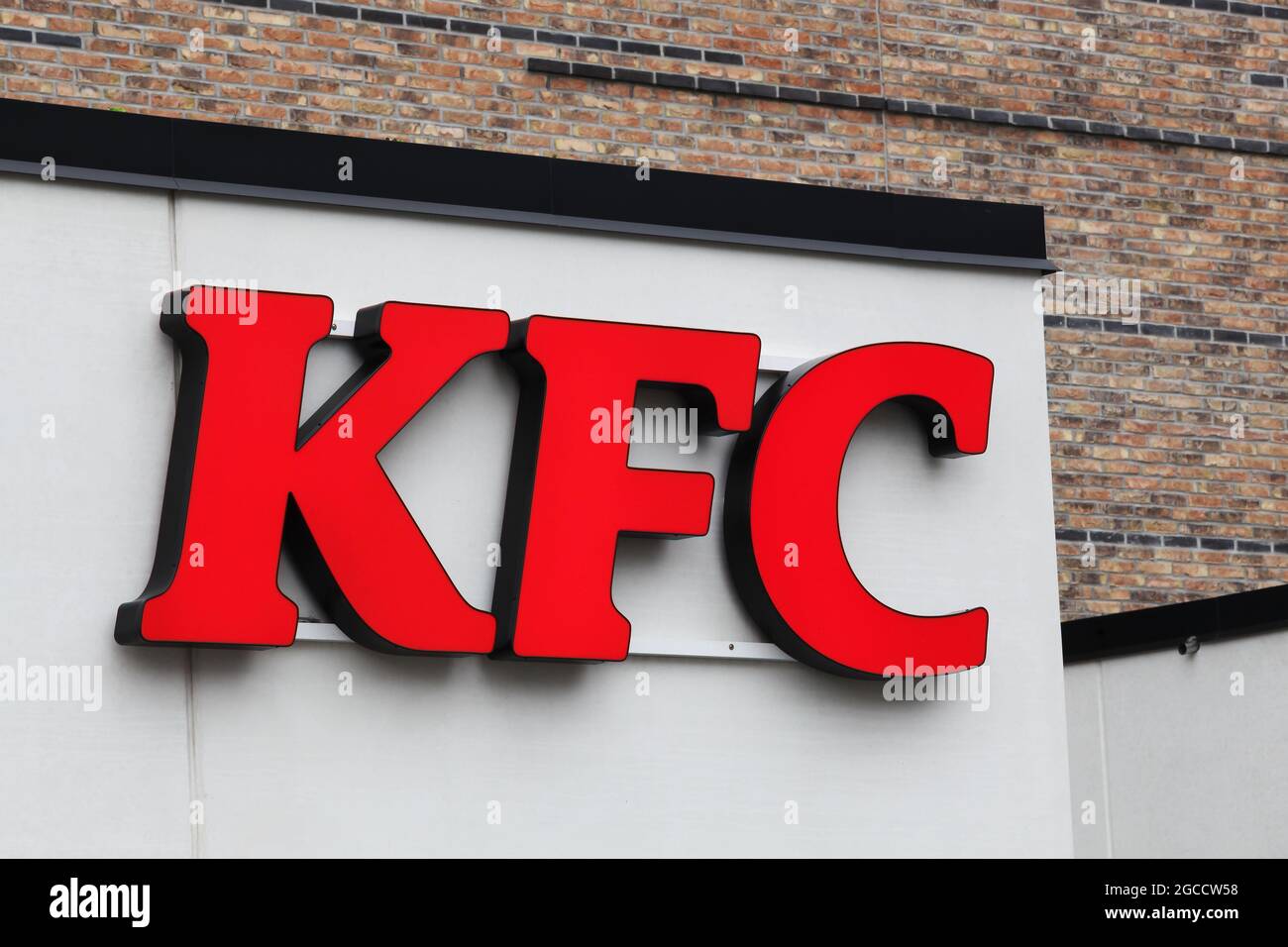 Horsens, Dänemark - 13. Mai 2021: KFC-Logo auf einer Fassade. KFC ist ...