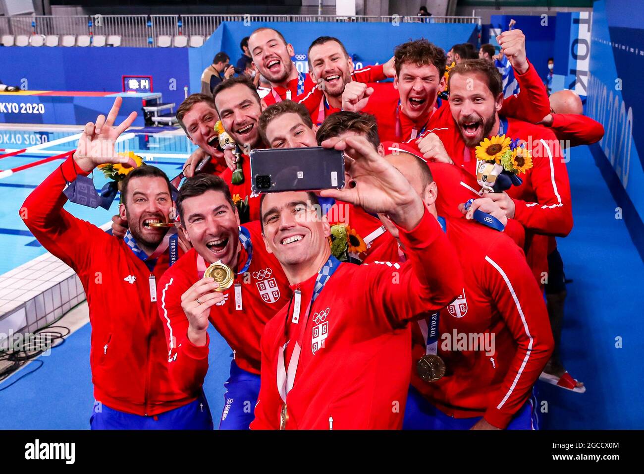 TOKIO, JAPAN - 8. AUGUST: Goldmedaille Serbien mit Gojko Pijetlovic aus ...