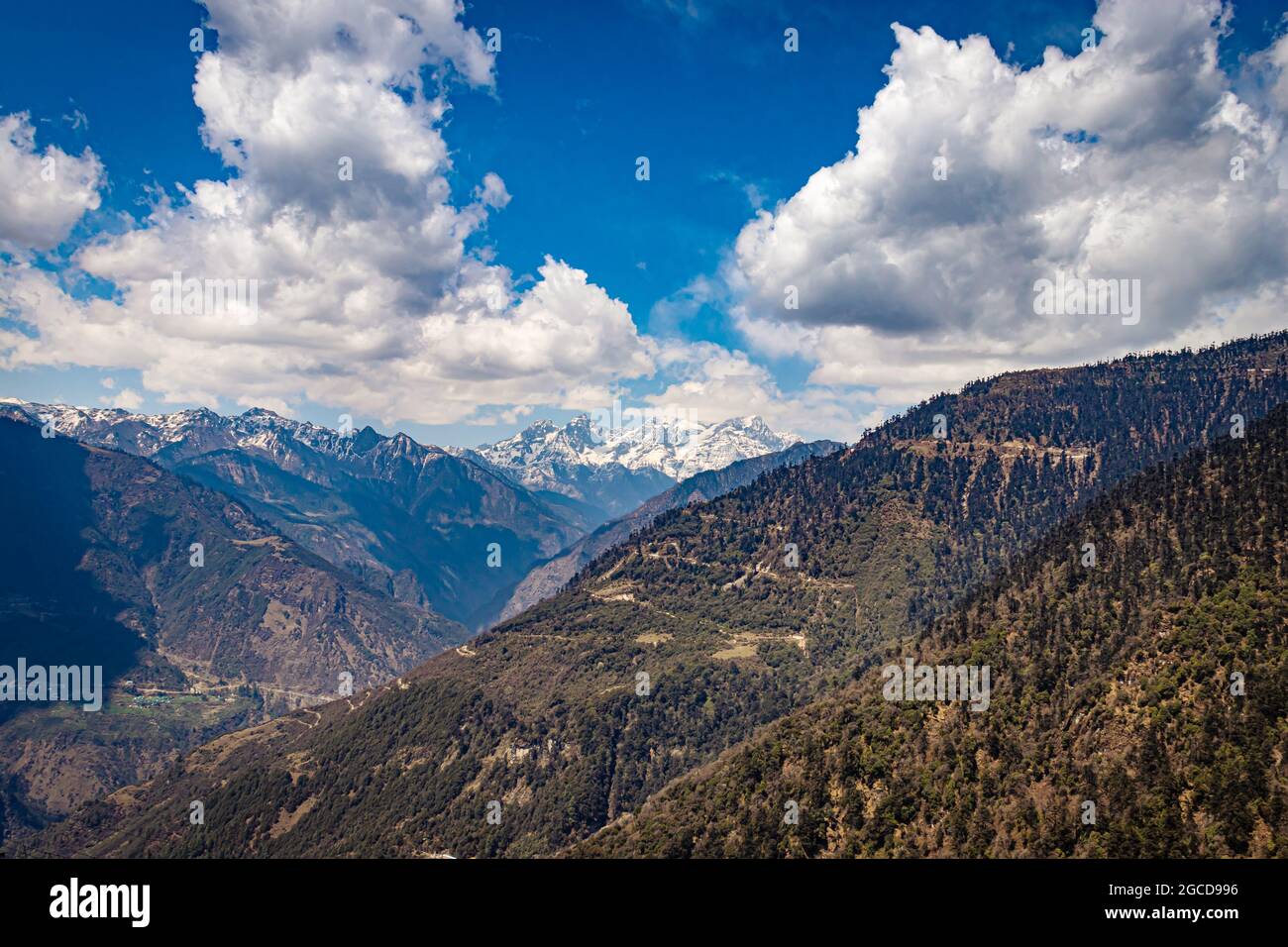 das himalaya-Bergtal mit hellblauem Himmel am Tag von der Bergspitze ...