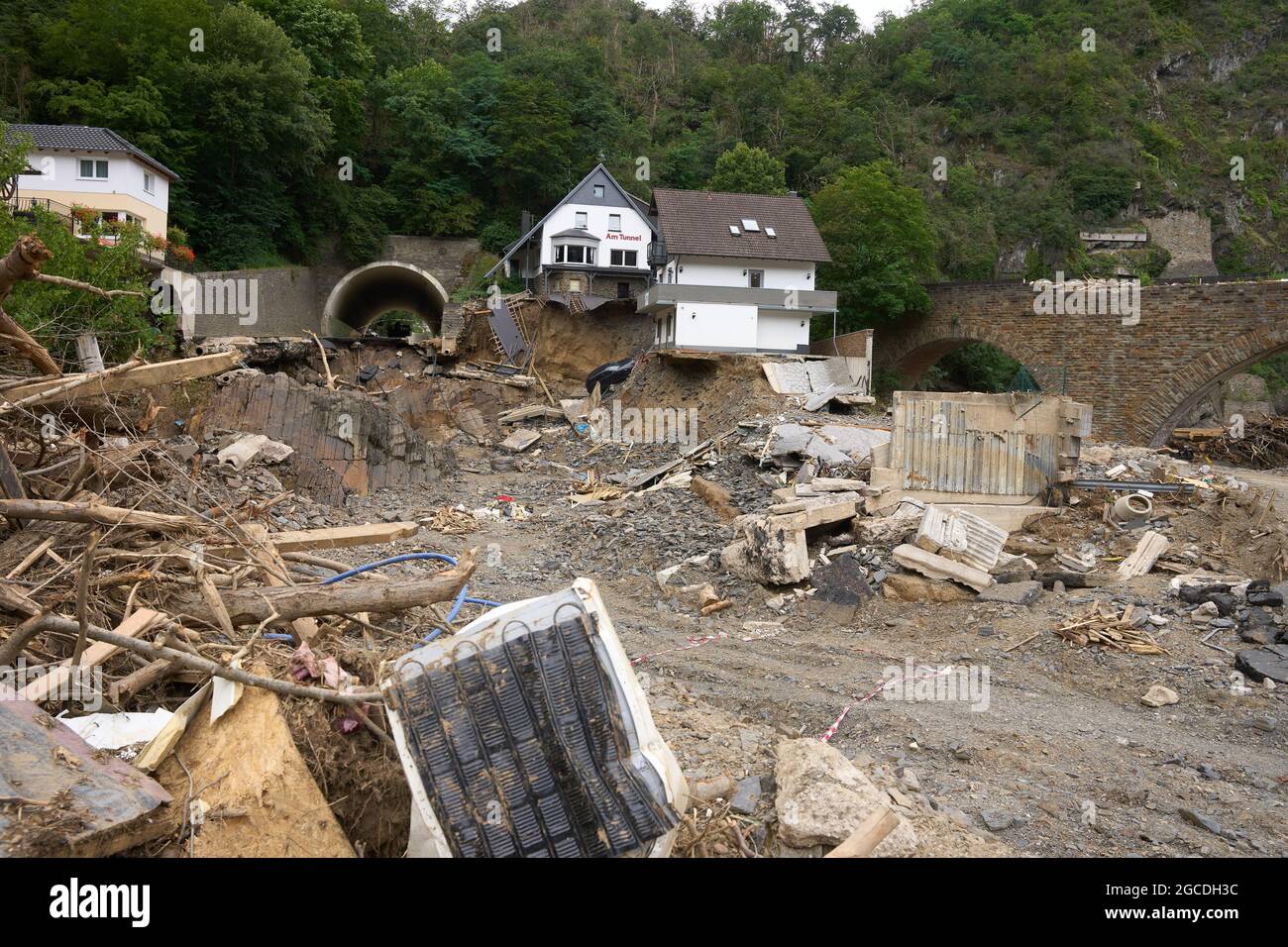 Altenahr, Deutschland. August 2021. Die Bundesstraße, die durch das Ahrtal verläuft, wurde von ...