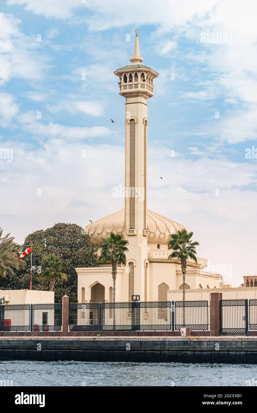 Blick auf das Minarett der berühmten Al Farooq Moschee vom Dubai Creek ...