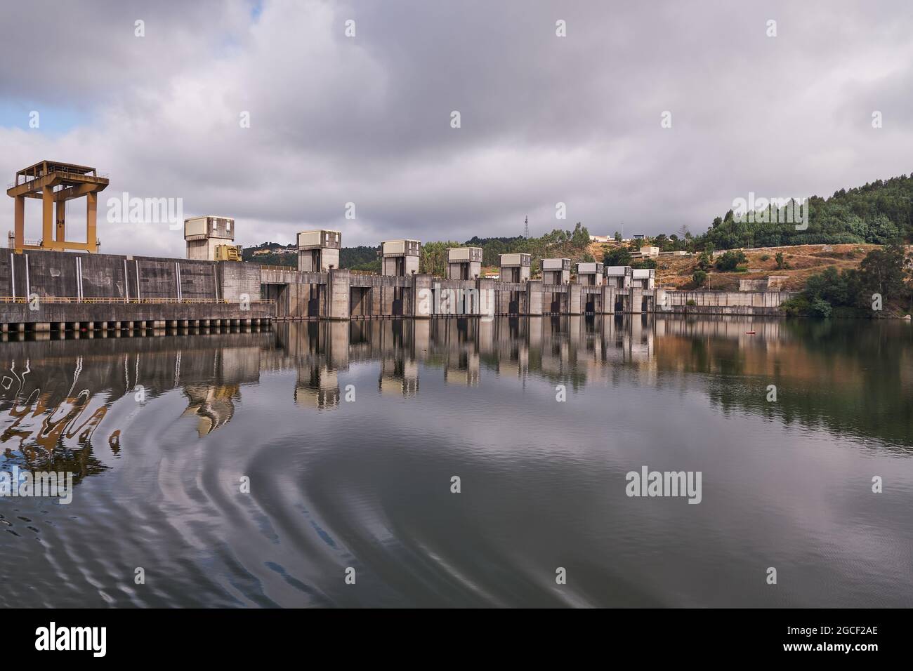 Crestuma - Lever Dam - Betongravitationsdamm am Douro-Fluss mit ...