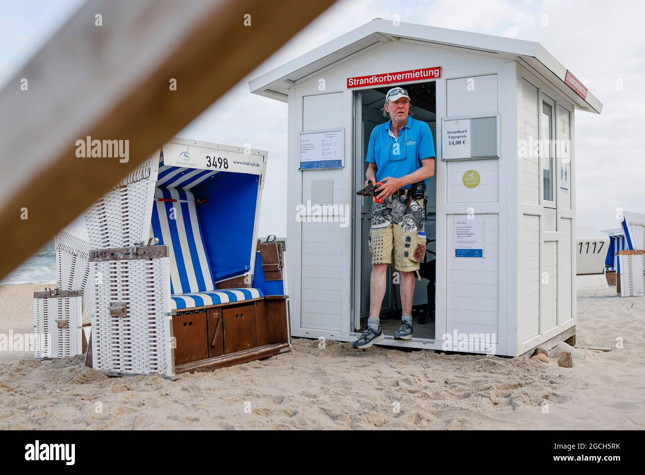 Westerland, Deutschland. Juli 2021. Der Strandstuhlwärter Mathias ...