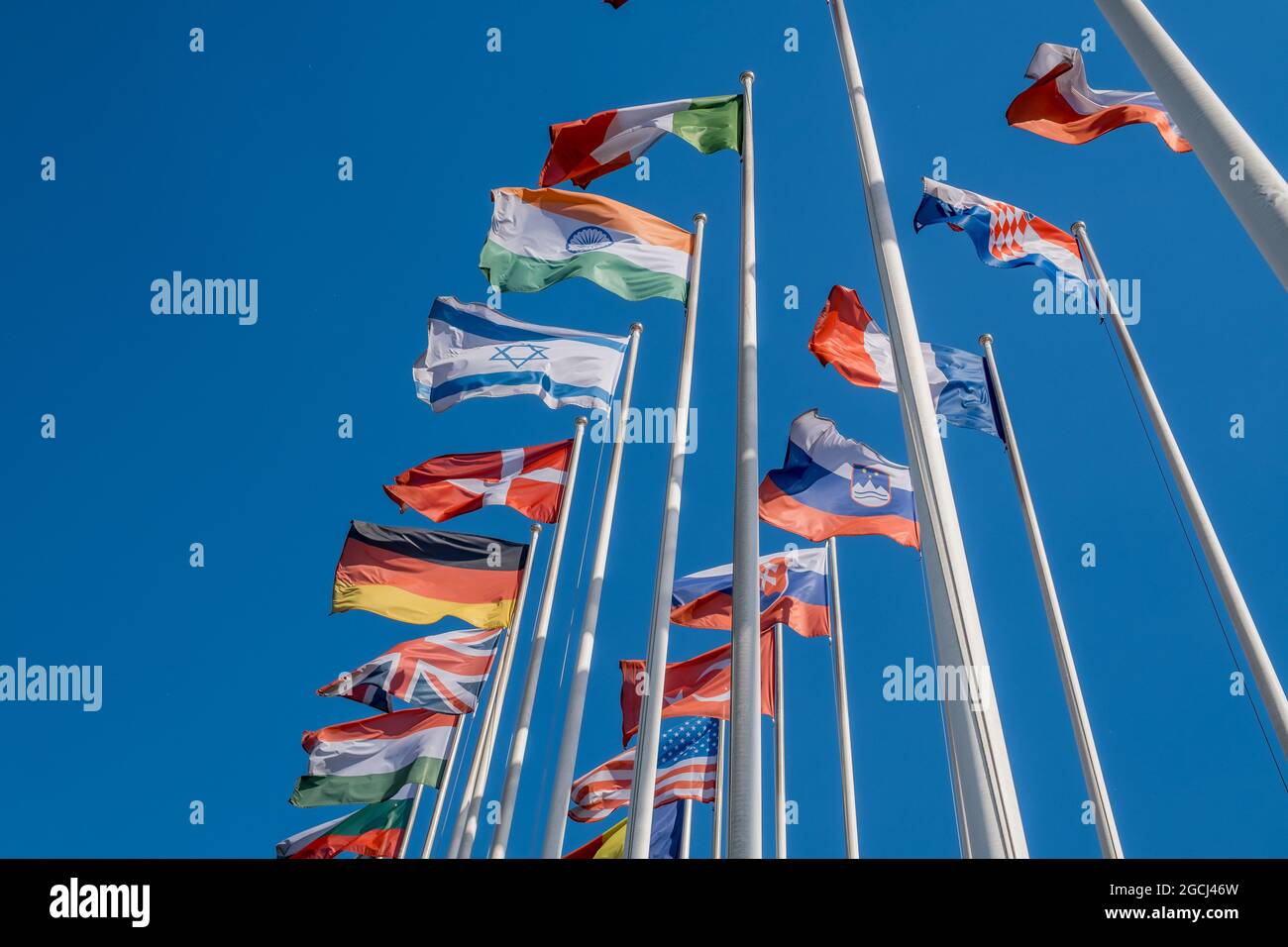 Fahnen von allen fahnenmasten der vereinten nationen -Fotos und -Bildmaterial in hoher Auflösung ...