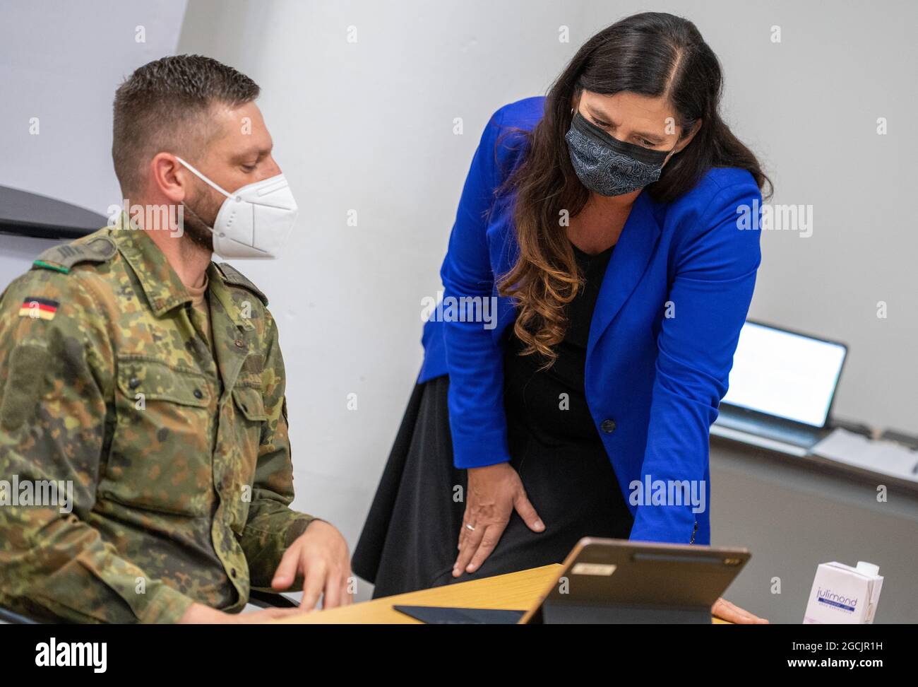 Berlin, Deutschland. August 2021. Sandra Scheeres (r), Senatorin für ...