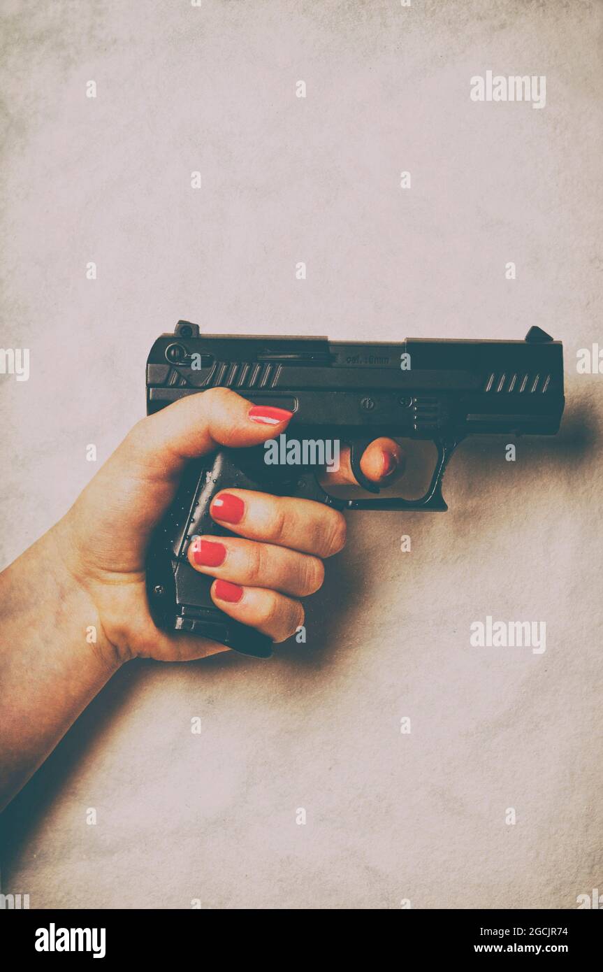 Frauenhand, Die Eine Waffe Zeigt Stockfotos und -bilder Kaufen - Alamy