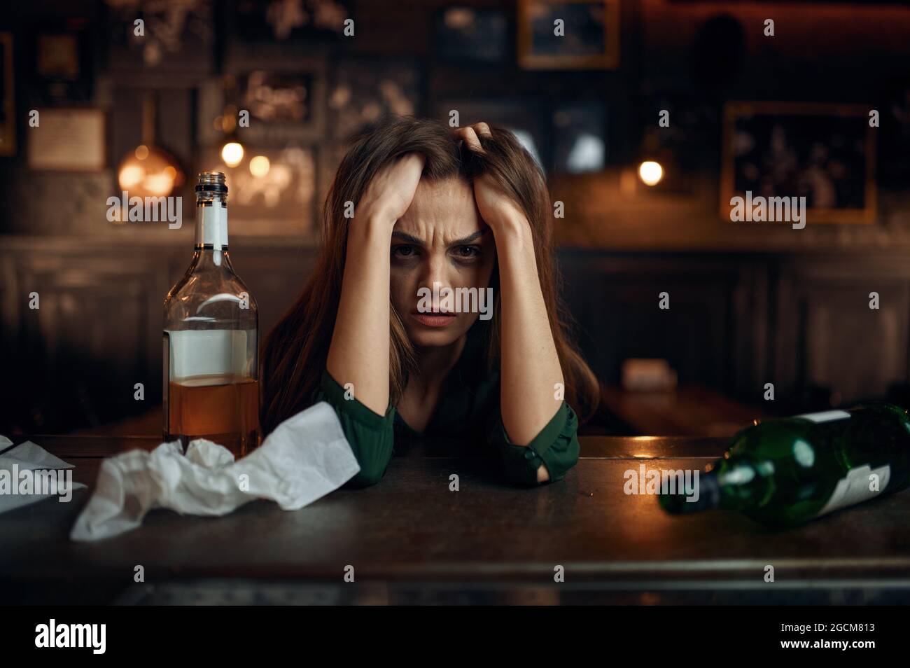 Girl drunk bar -Fotos und -Bildmaterial in hoher Auflösung – Alamy