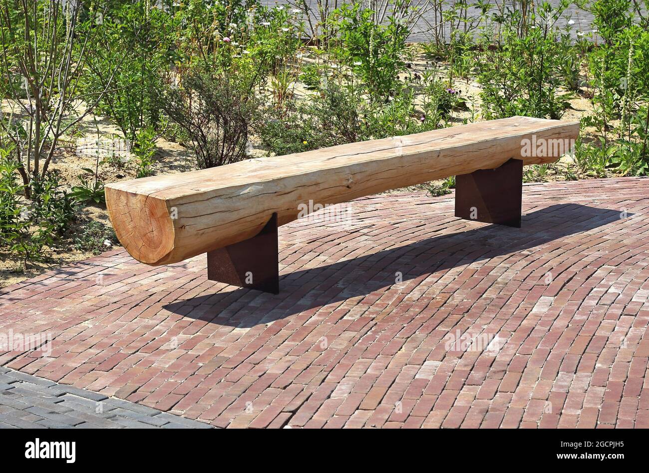 Bank aus holz und metall -Fotos und -Bildmaterial in hoher Auflösung – Alamy