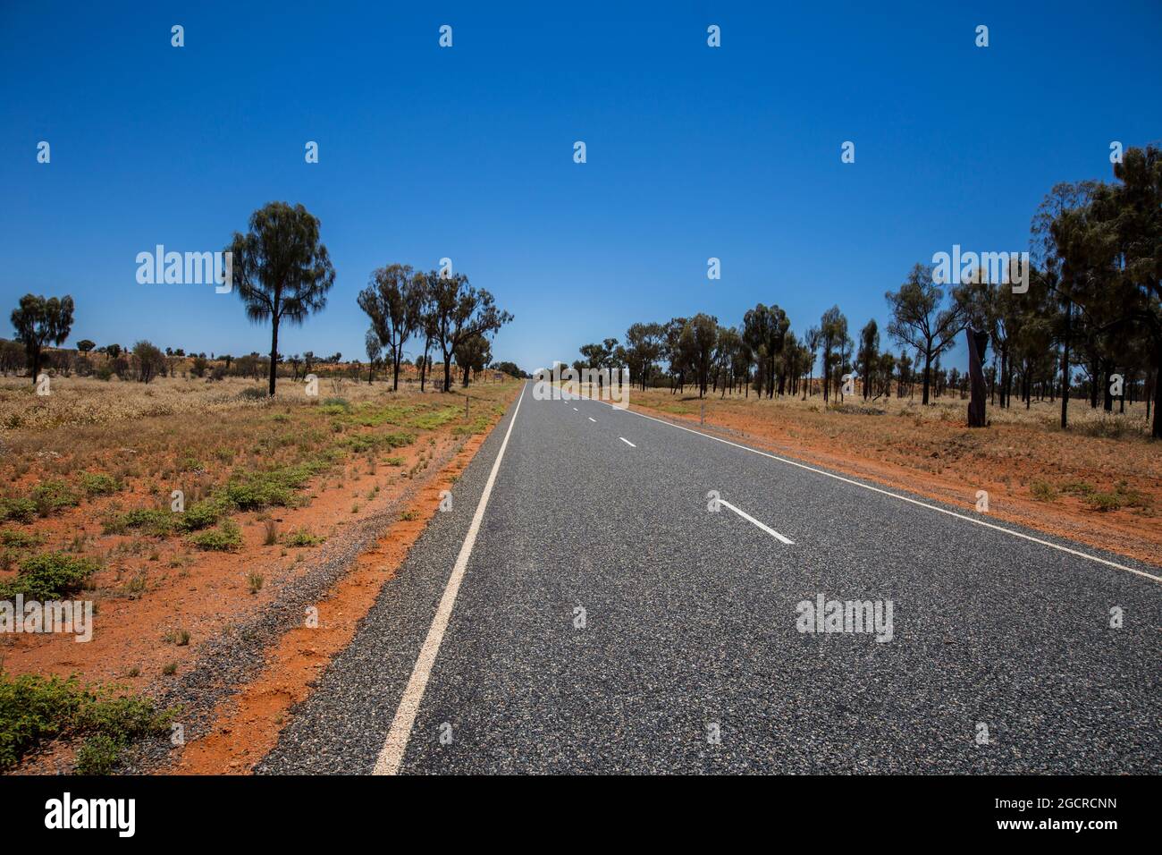 Lange gerade outback highway road -Fotos und -Bildmaterial in hoher ...