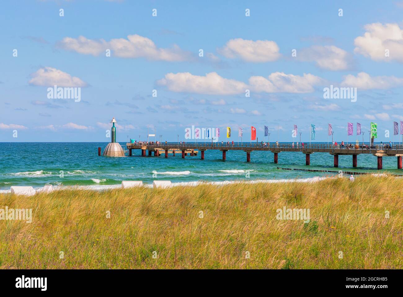 Seebrücke und Dünen am Ostseestrand von Zingst, Mecklenburg-Vorpommern ...