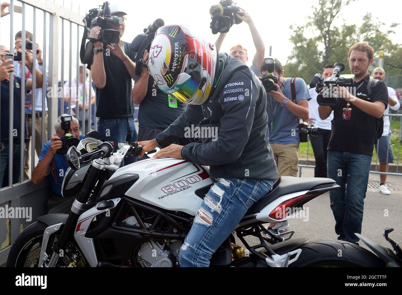 Mercedes amg f1 kommt auf einem motorrad an der strecke an -Fotos und ...