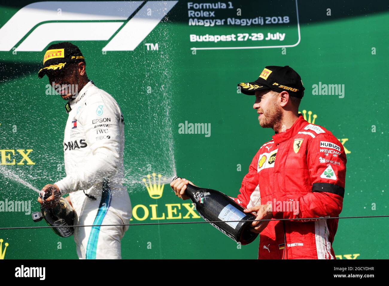 Ferrari feiert auf dem podium den zweitplatzierten lewis hamilton ...
