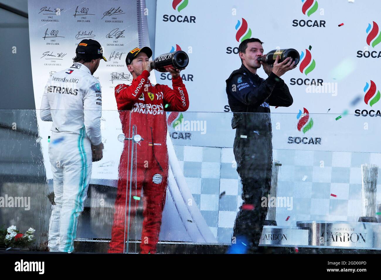 Ferrari feiert auf dem podium den zweitplatzierten lewis hamilton ...