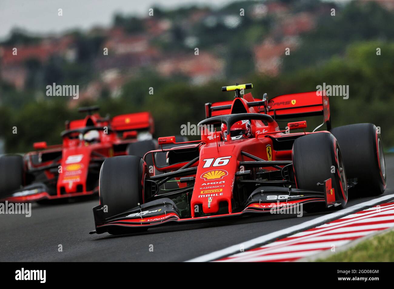 Charles Leclerc (MON) Ferrari SF90 und Sebastian Vettel (GER) Ferrari ...