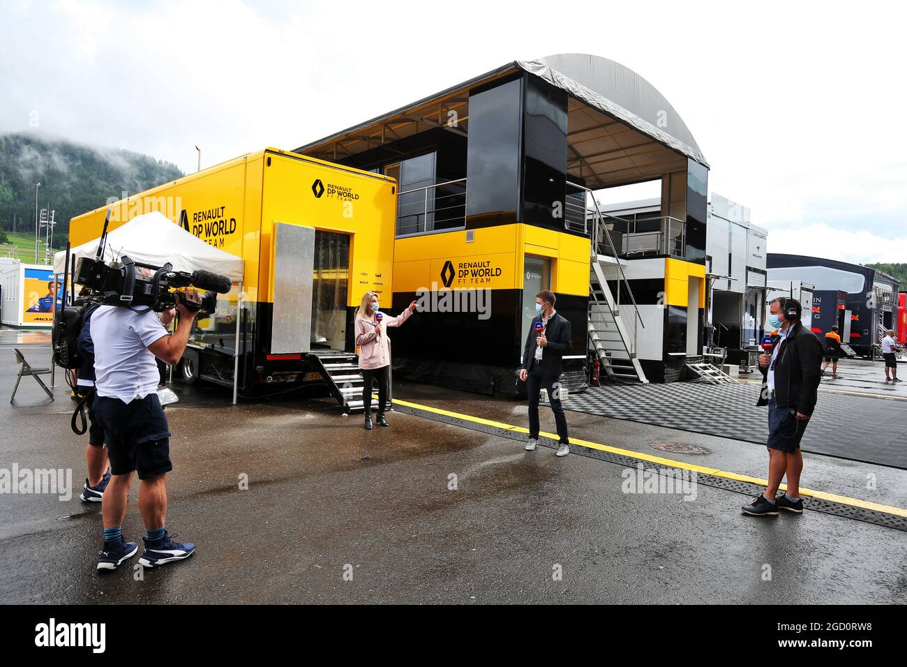 Rachel Brookes (GBR) Sky Sports F1 Reporter mit Paul di Resta (GBR) Sky ...
