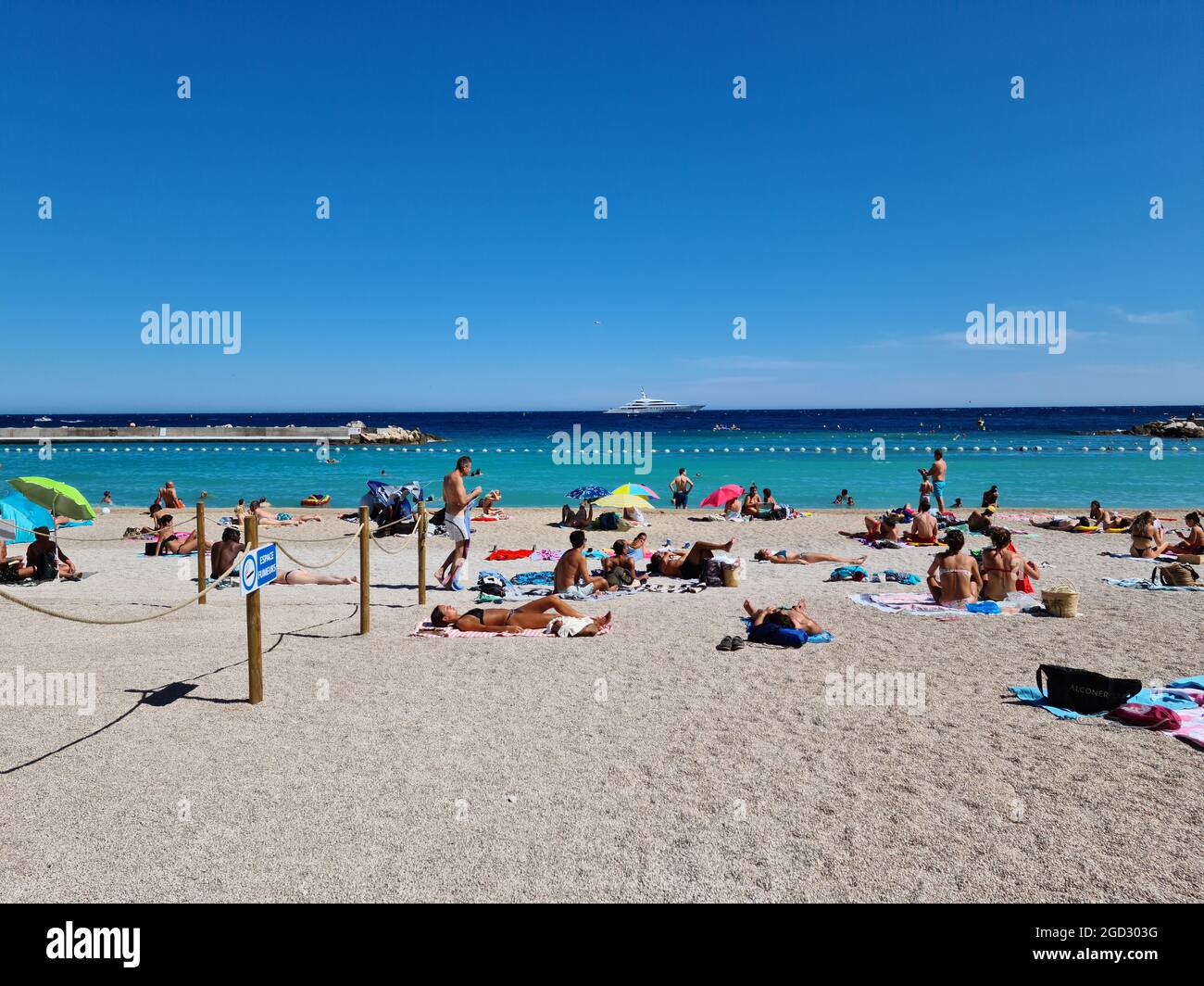 Monte-Carlo, Monaco - 1. August 2021: Menschenmenge, Die Im Sommer Am ...