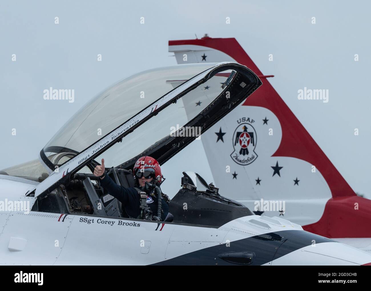 US Air Force Maj. Kyle Oliver, Air Force Thunderbirds gegen Solo Pilot ...