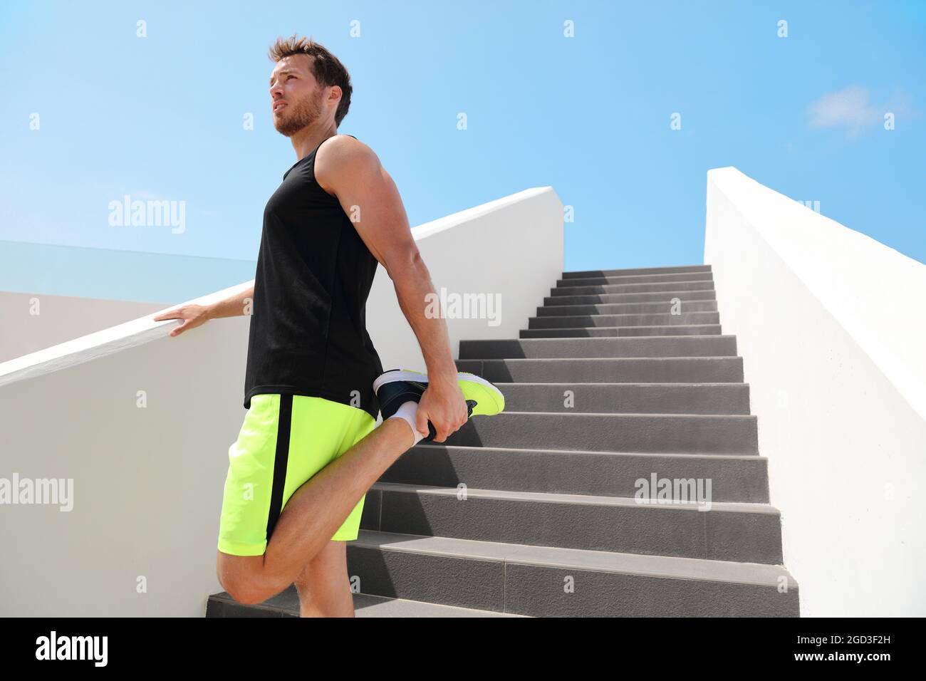 Beinmuskeln Stretch Fit Mann Läufer sich zum Laufen vorbereiten ... Beinmuskeln Stretch Fit Mann Läufer sich zum Laufen vorbereiten ...