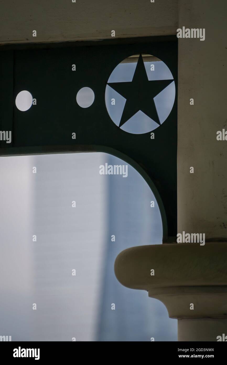 Das Logo der Star Ferry Company in der Metallverkleidung auf dem ...