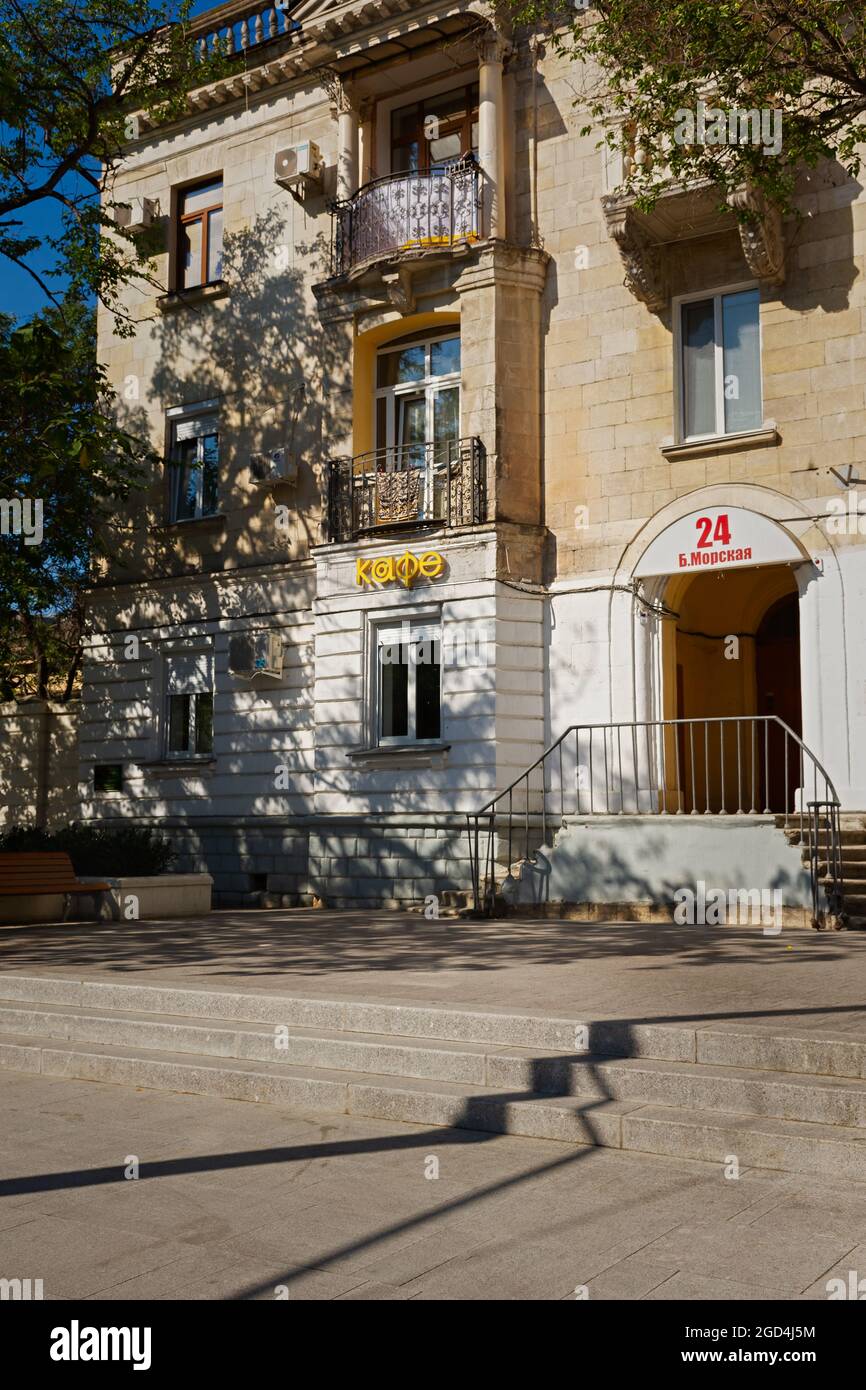 Schatten des baumes auf hausfront -Fotos und -Bildmaterial in hoher Auflösung – Alamy