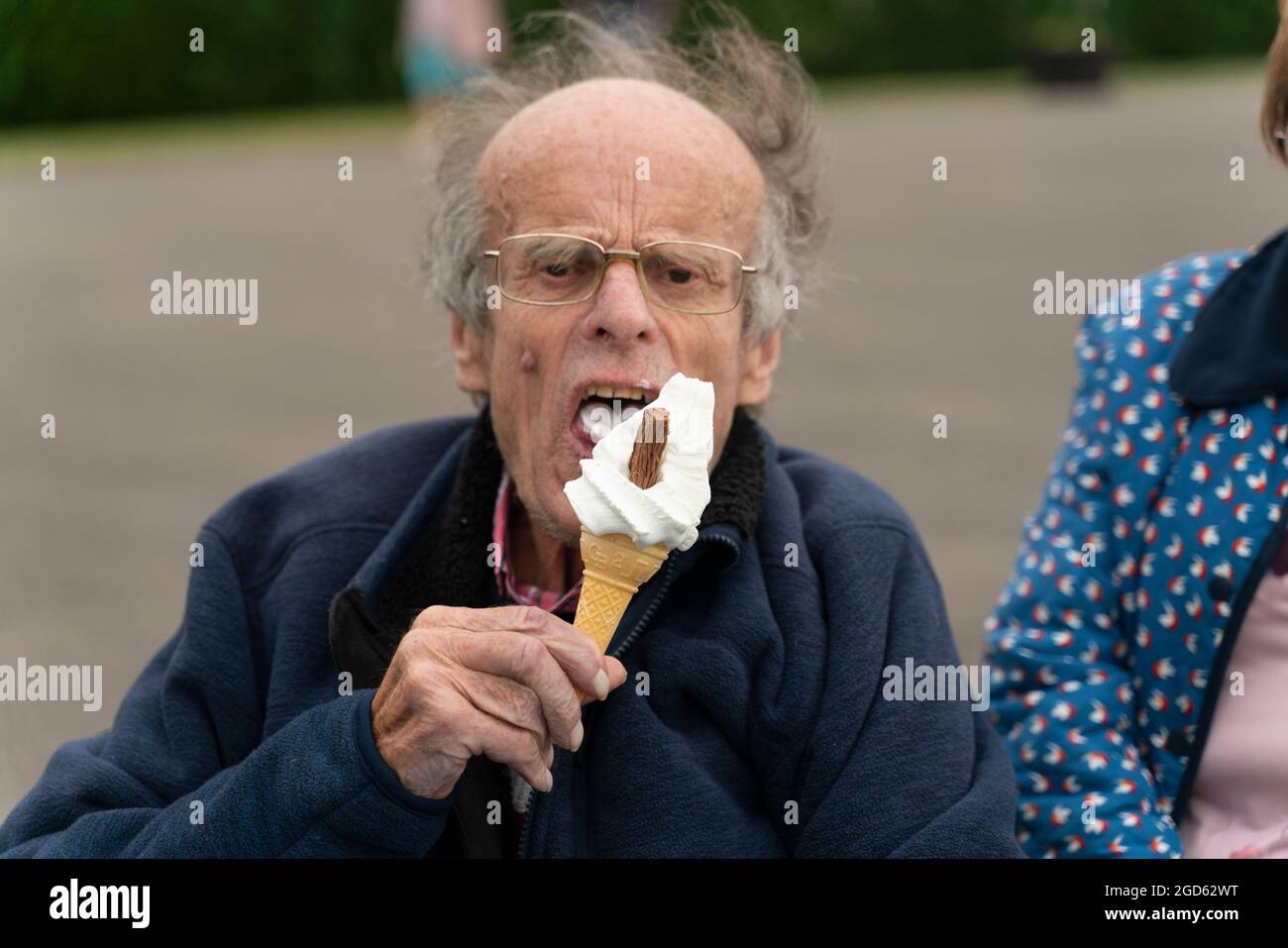 Mann mit eis -Fotos und -Bildmaterial in hoher Auflösung – Alamy
