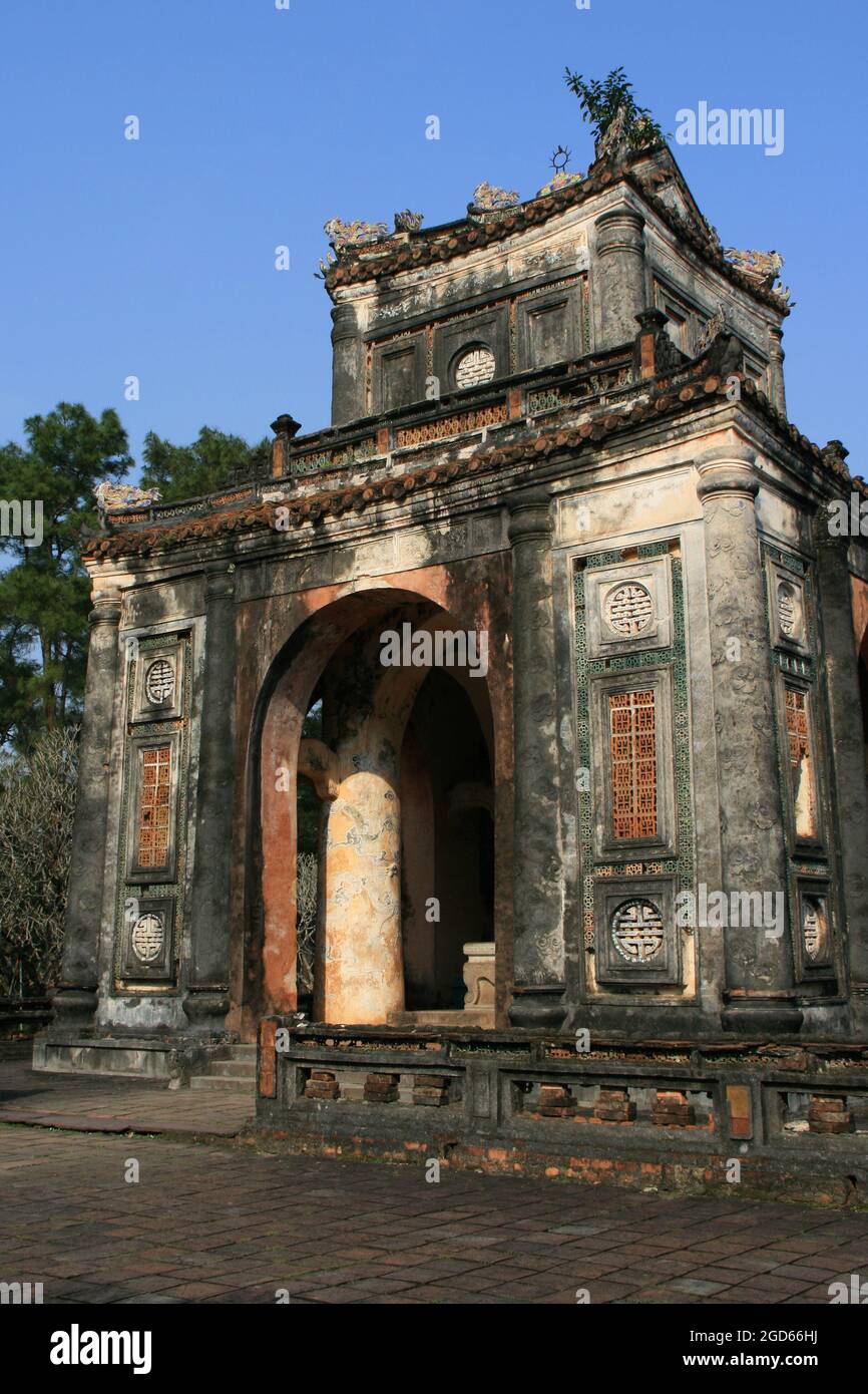 pavillon und Stele am Mausoleum des Kaiser tu duc in hue (vietnam ...