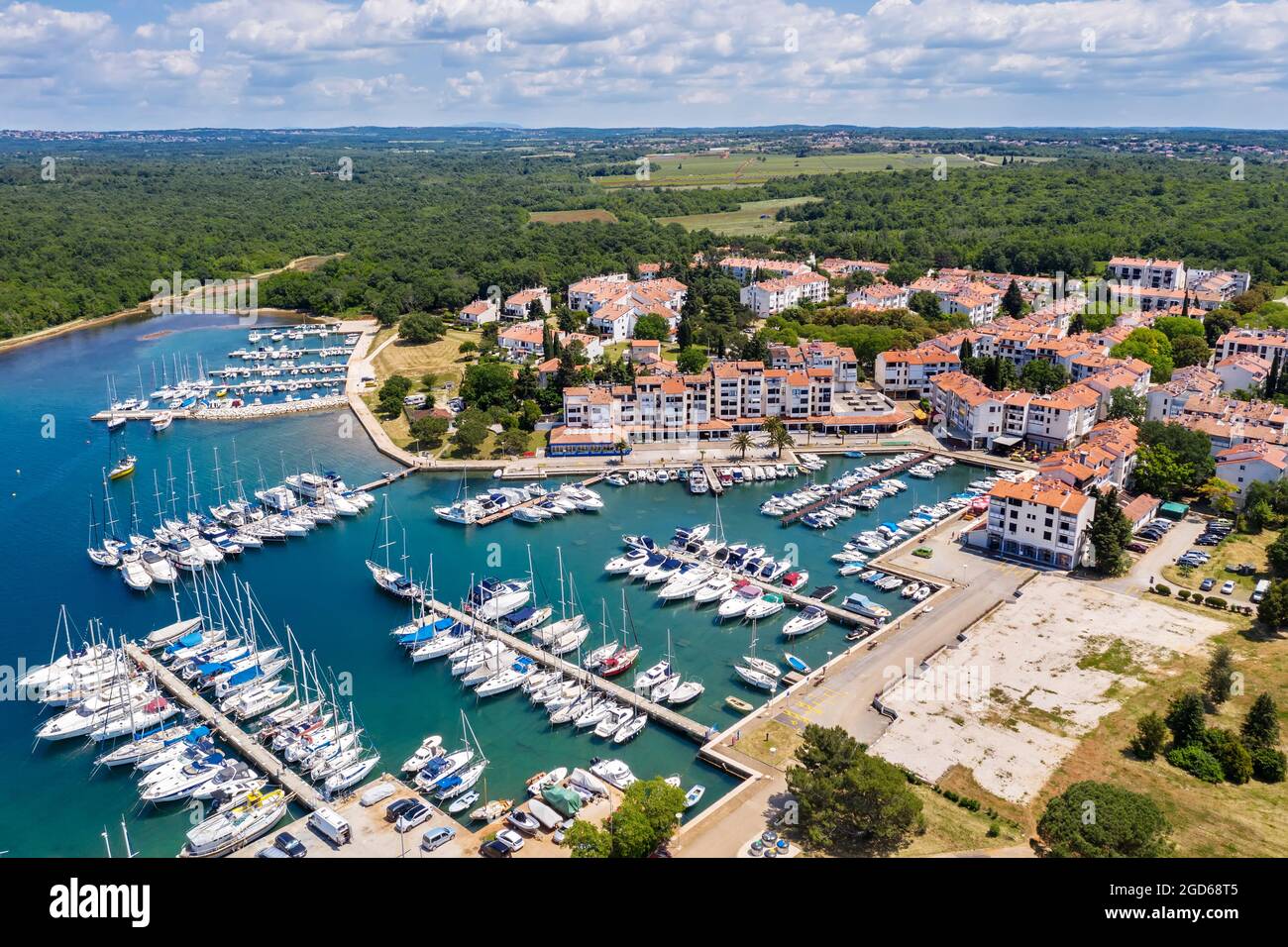 Eine Luftaufnahme von Cervar Porat und Marina mit Yachten und Booten in ...