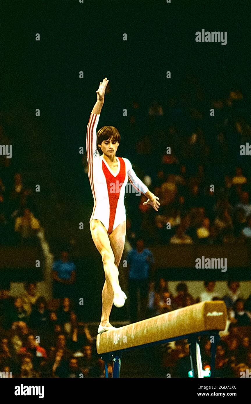 Nadia Comaneci (ROM) tritt bei den World Artistic Gymnastics ...