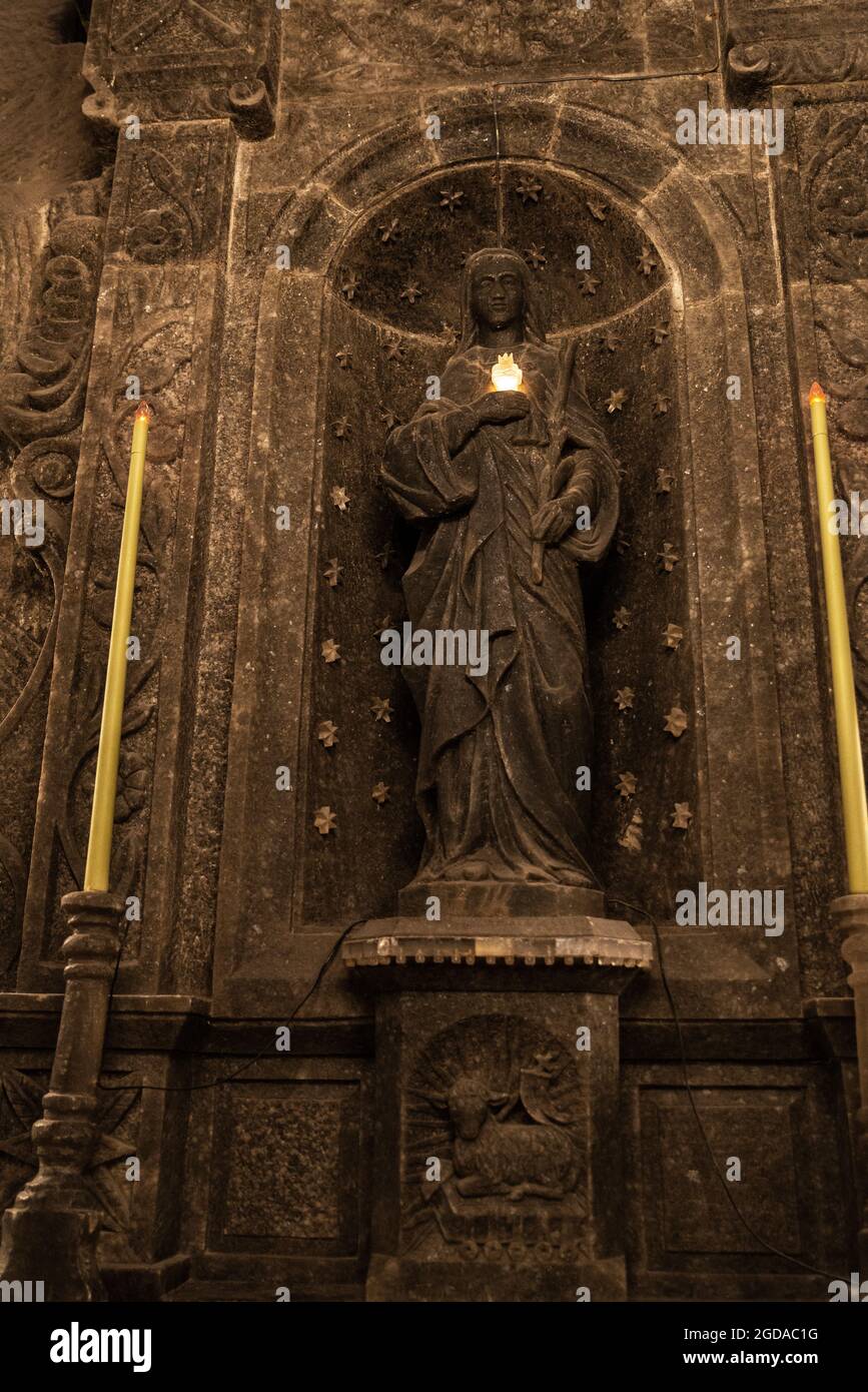 Salzstatue in der St. Kinga-Kapelle im Salzbergwerk Wieliczka, Krakau ...