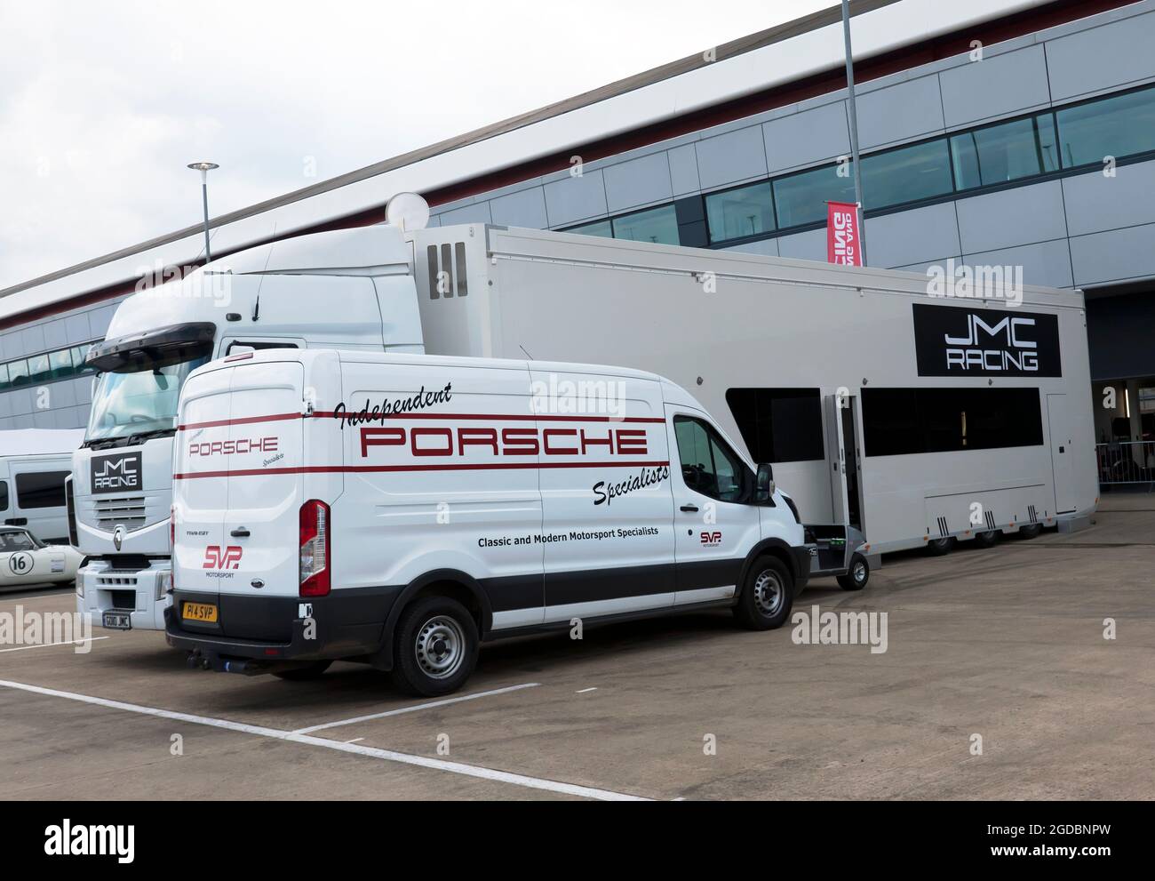 Ein von JMC Racing betriebener Renntransporter, der im internationalen ...