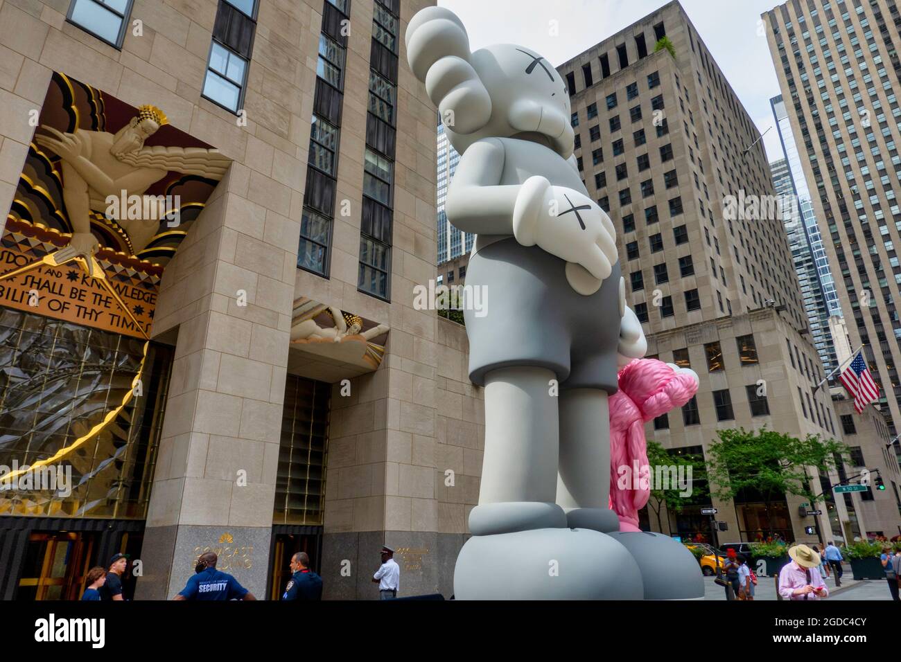 SHARE ist eine Skulptur von KAWS auf dem Rockefeller Center Plaza, New ...
