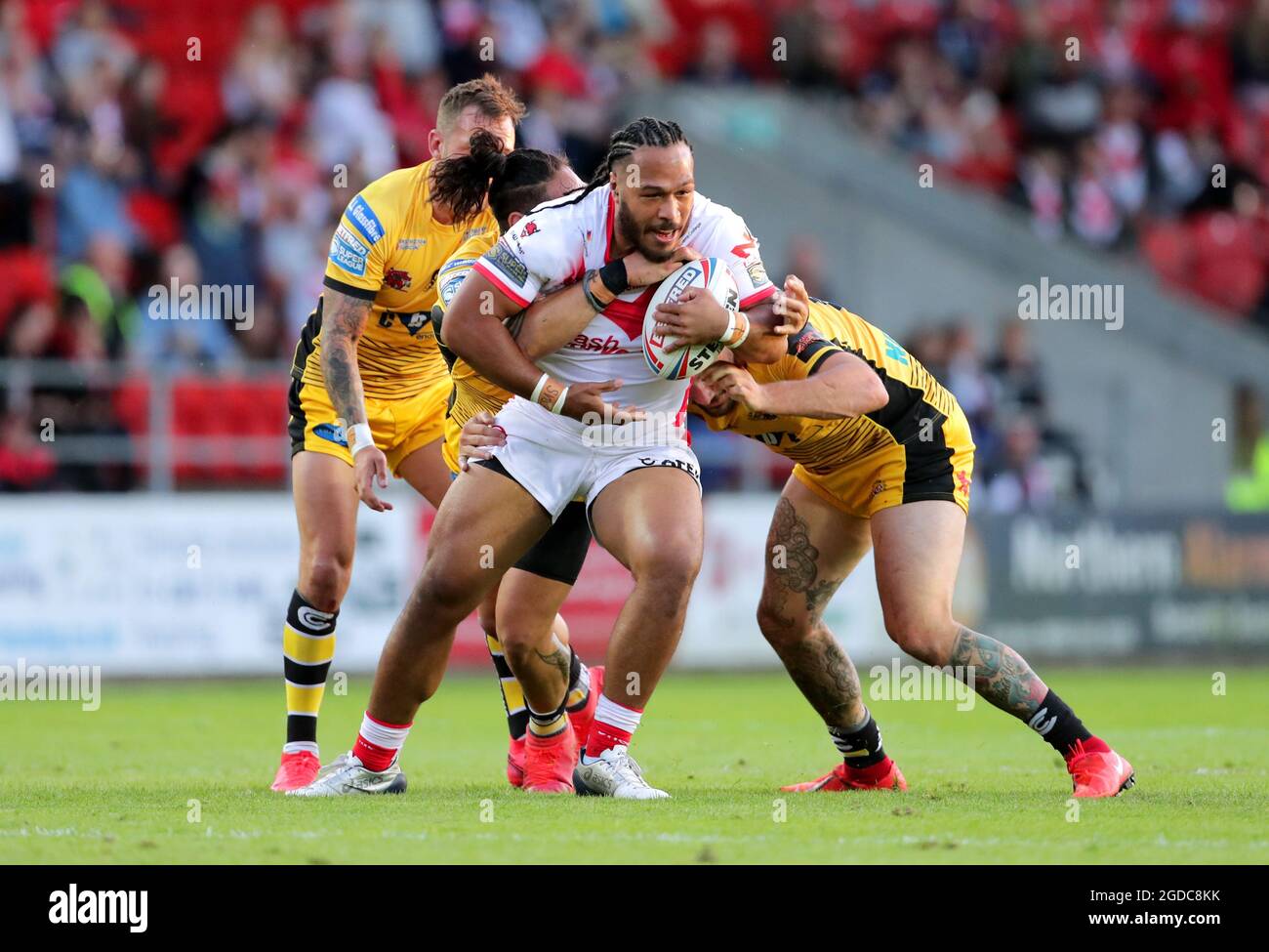 St. Helens' Agnatius Paasi (Mitte) wird von Jesse Sene-Lefao von ...