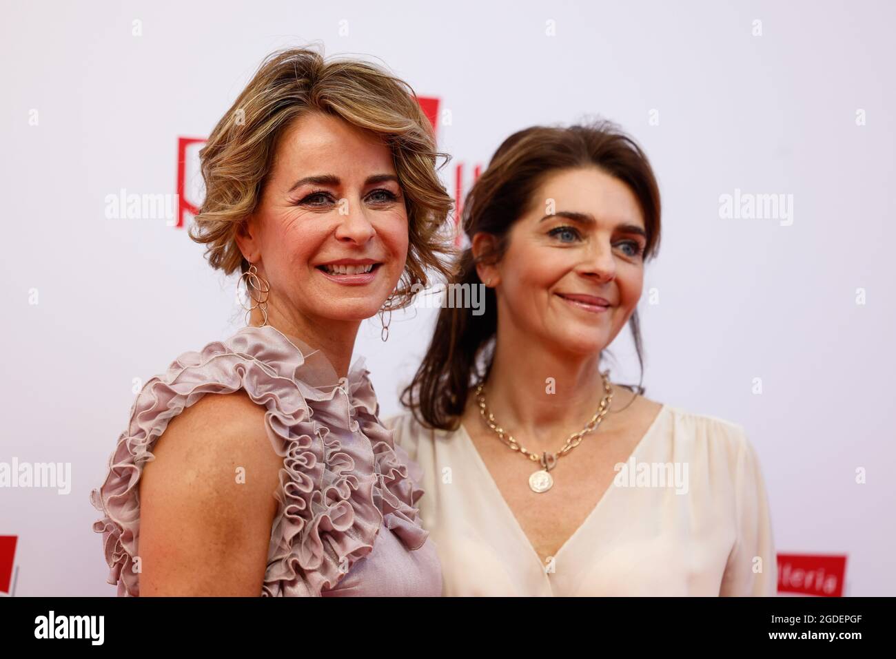 Berlin, Deutschland. August 2021. Christiane Lingner (l.) und Bettina ...