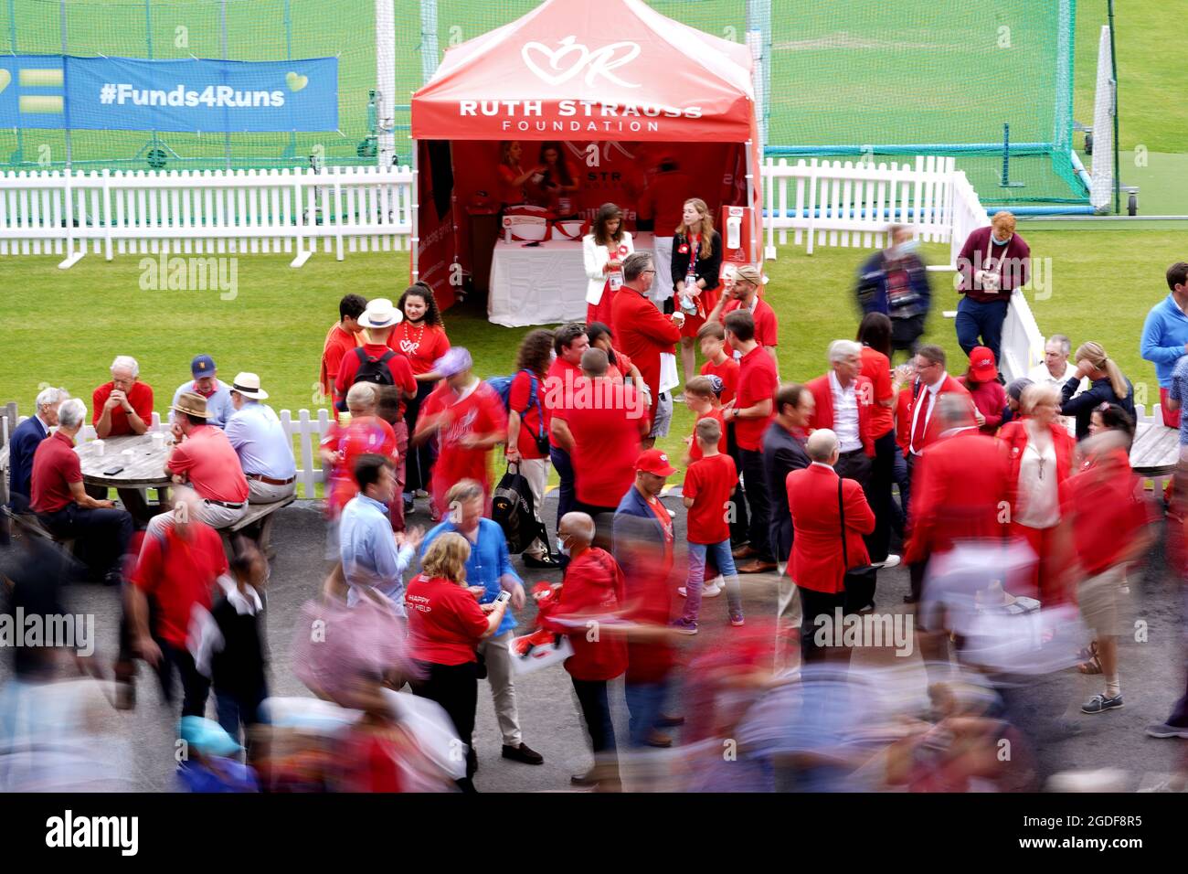 Die Ruth Strauss Stiftung unterstützt am Tag „Red for Ruth“ eine ...