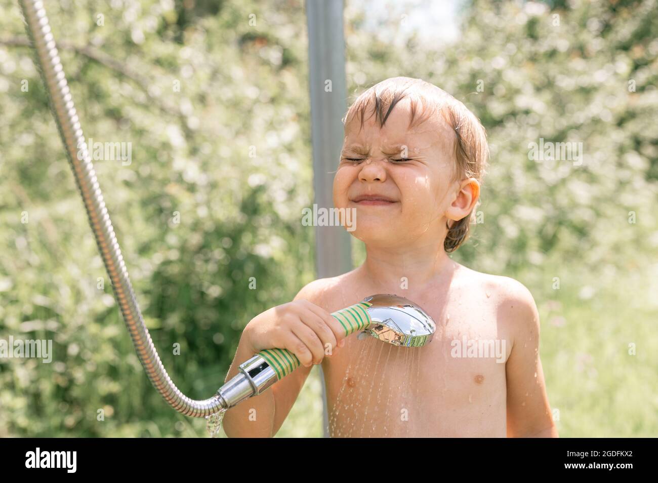 Boy in outdoor shower -Fotos und -Bildmaterial in hoher Auflösung – Alamy