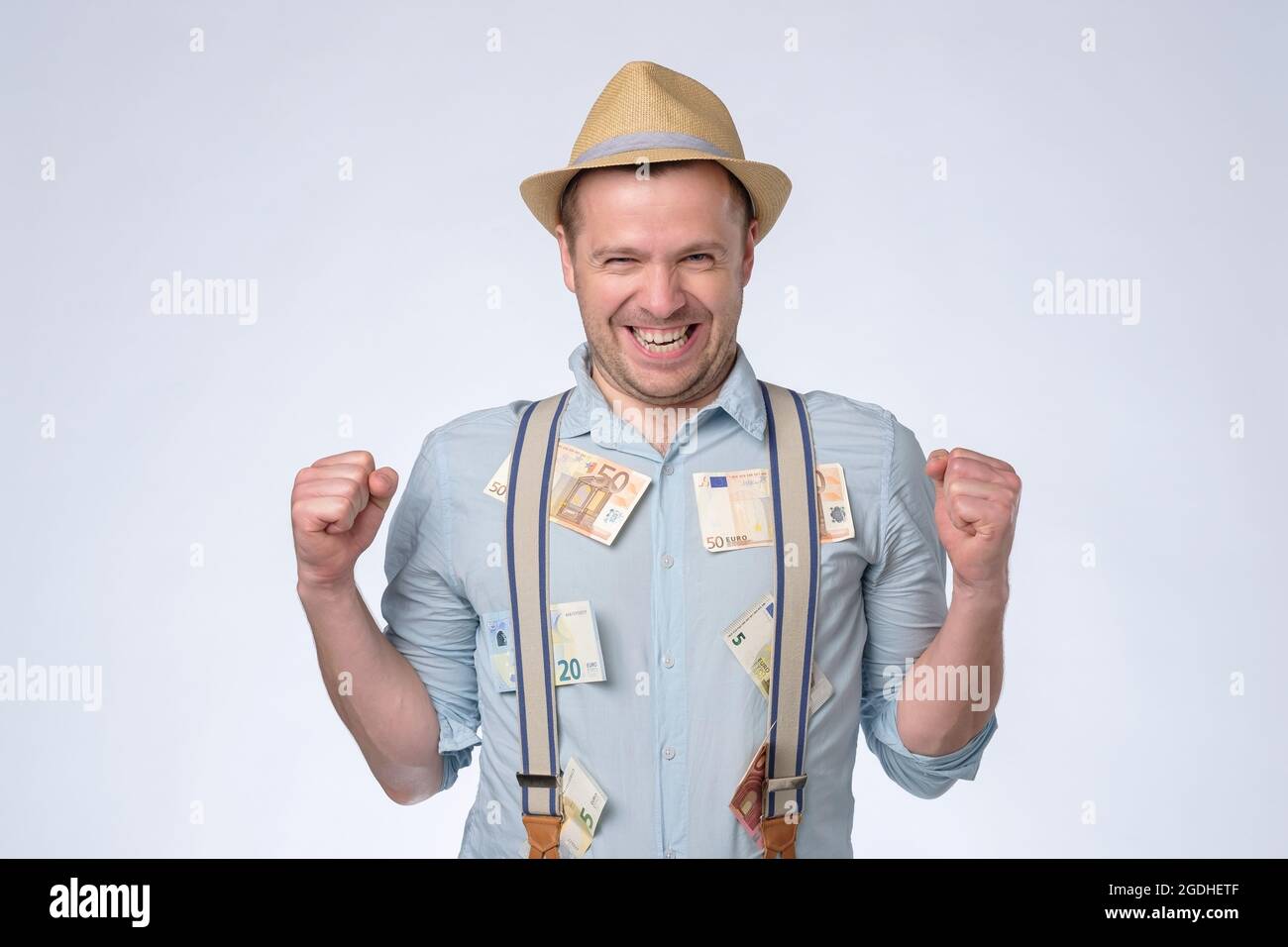 Der Mensch hat Geld und ist zufrieden. Guy umarmt das Euro-Bargeld und ...